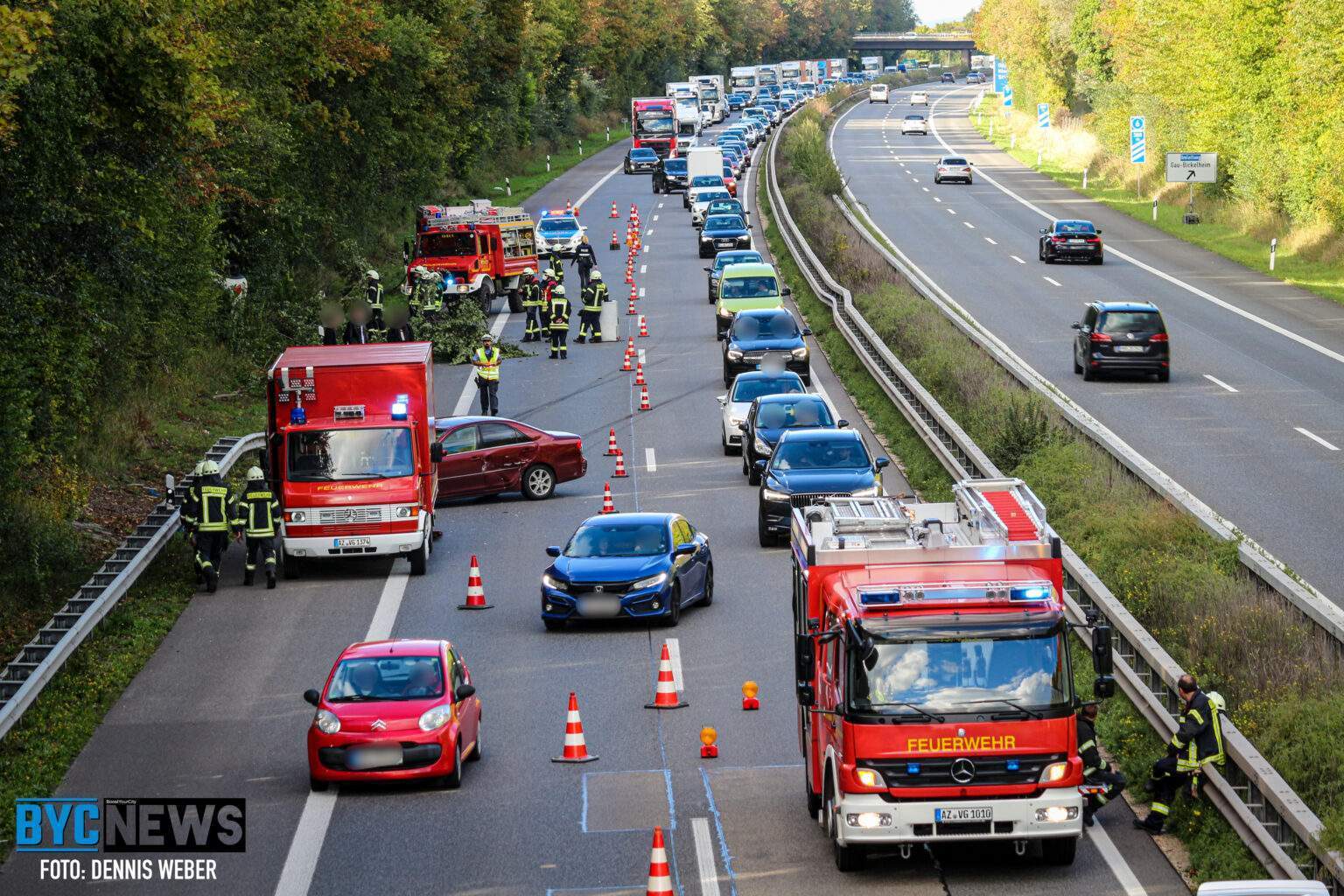 Schwerer Unfall zwischen drei Fahrzeugen auf der Autobahn A63 bei Wörrstadt
