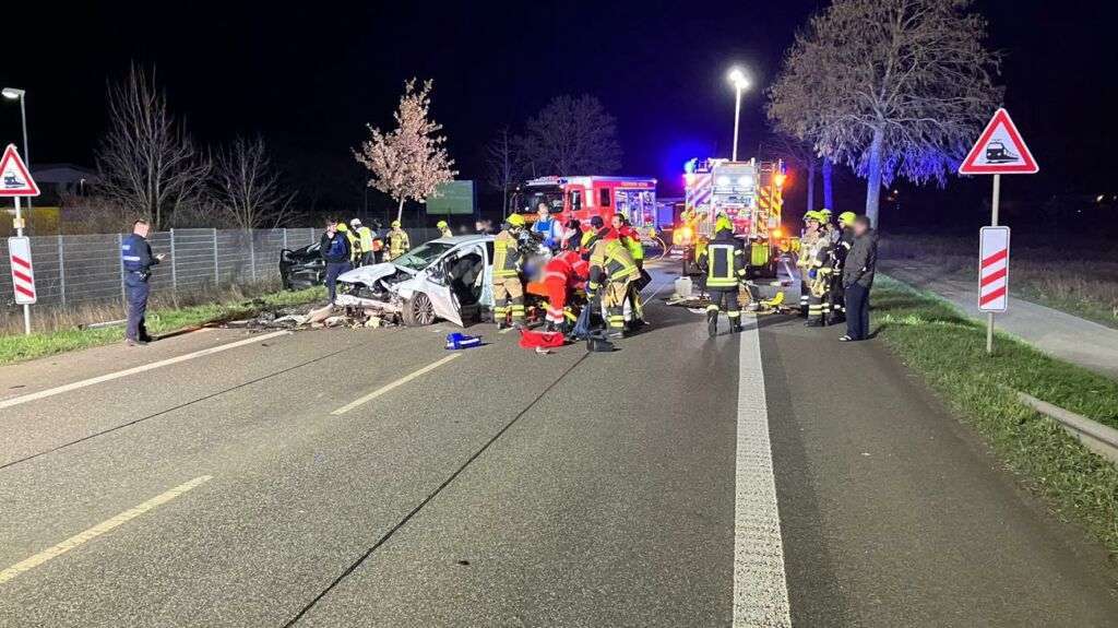 Schwerer Verkehrsunfall auf der B9: Zwei junge Fahrer schwer verletzt