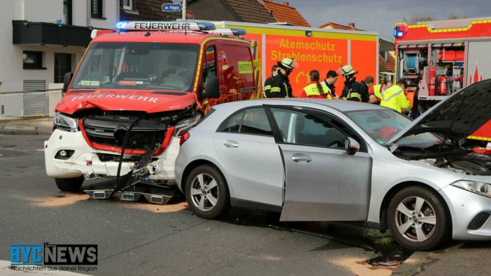 Unfall bei Einsatzfahrt der Feuerwehr Mainz in Mombach