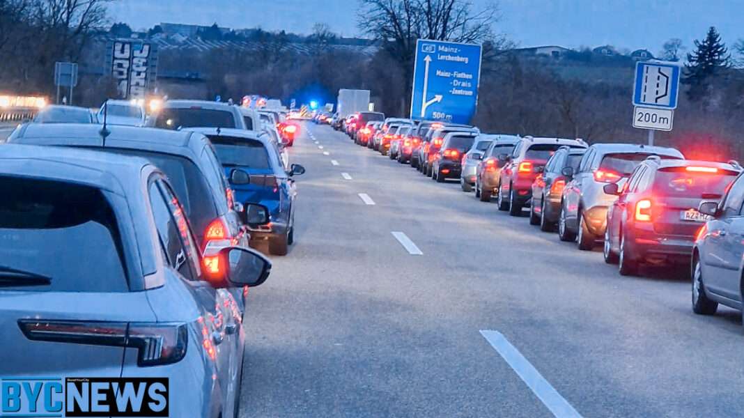 Vollsperrung nach schwerem Verkehrsunfall auf der A60 bei Mainz-Finthen