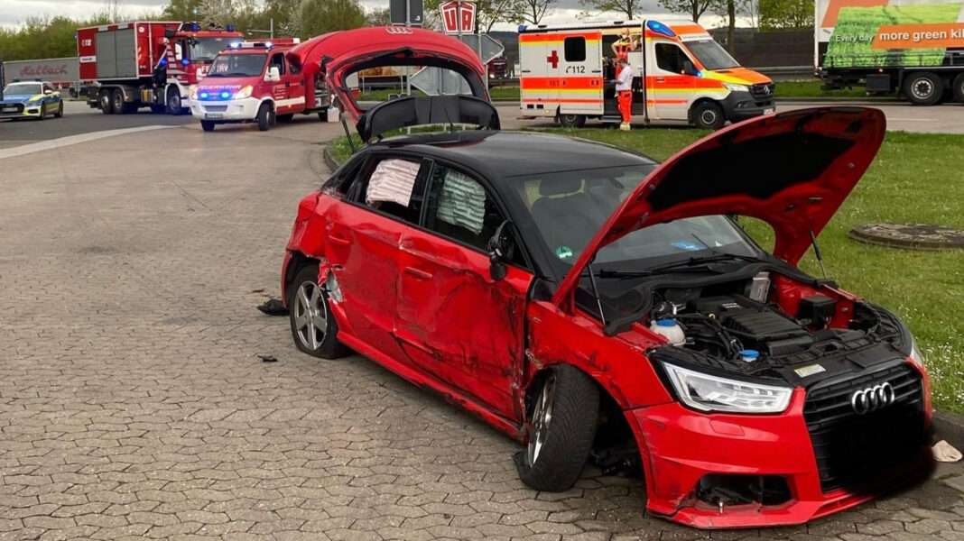 Schwerer Crash auf Autobahn A61: PKW und LKW stoßen bei Stromberg zusammen