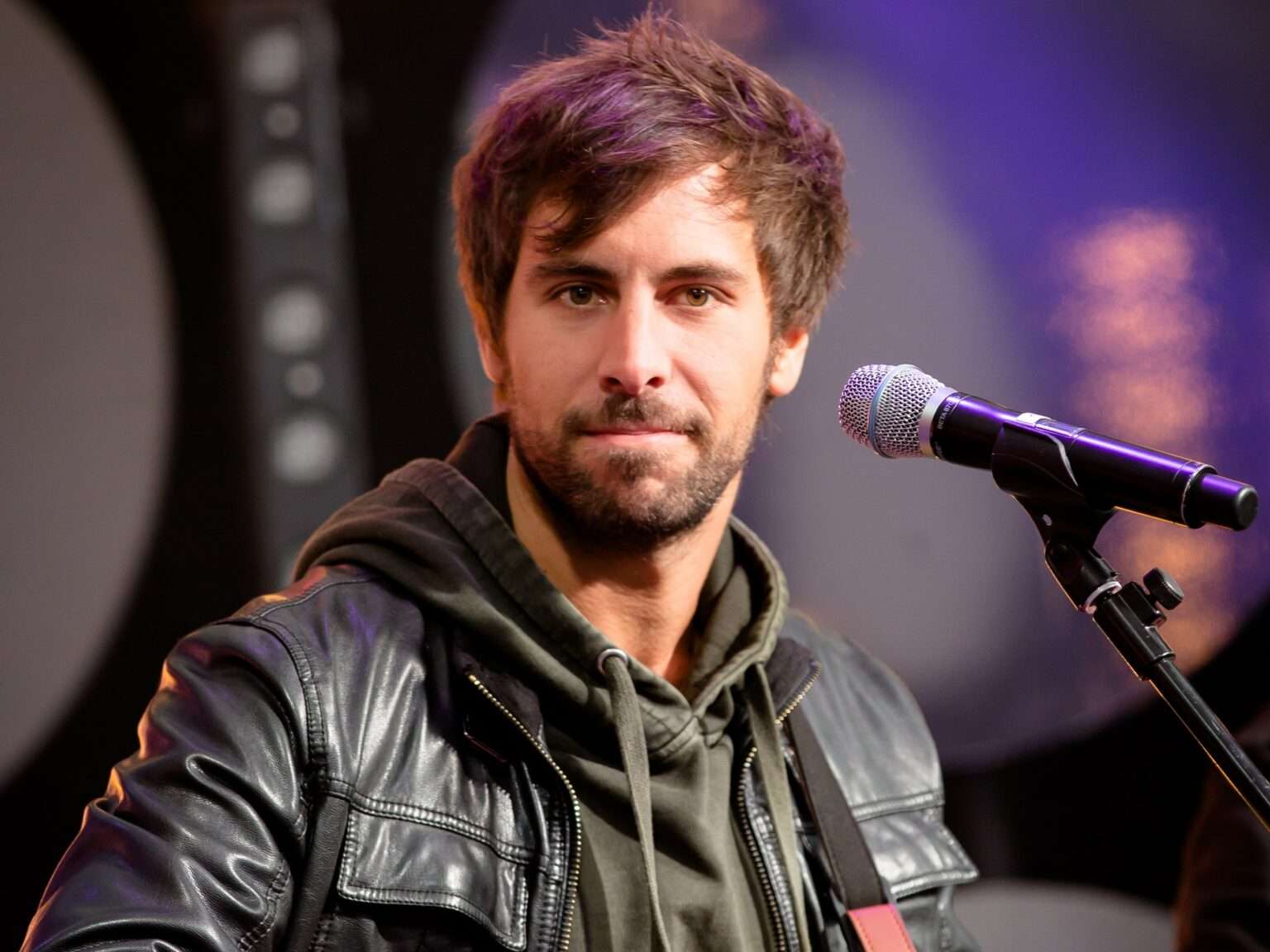 Die Karriere von Max Giesinger: Vom Straßenmusiker zum deutschen ...