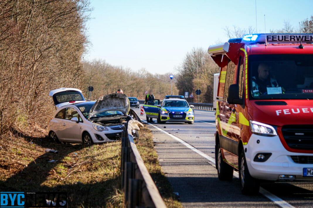 Unfall A60: Kleinwagen durchbricht Leitplanke